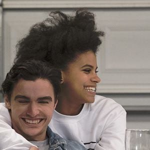 Easy - Série 2016 - AdoroCinema