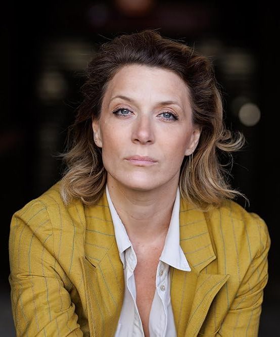 Caroline Frank : A biografia - AdoroCinema