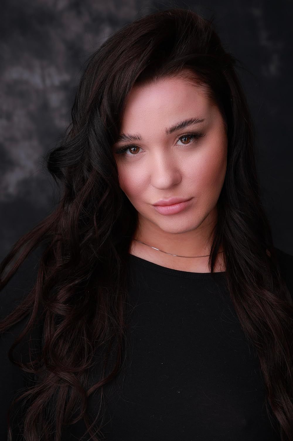 Emma Louise Webb : A biografia - AdoroCinema