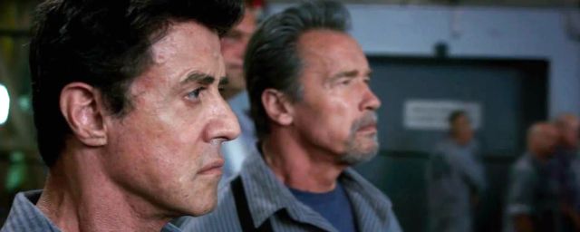 Schwarzenegger ajuda Stallone a fugir da prisão no primeiro trailer de ...
