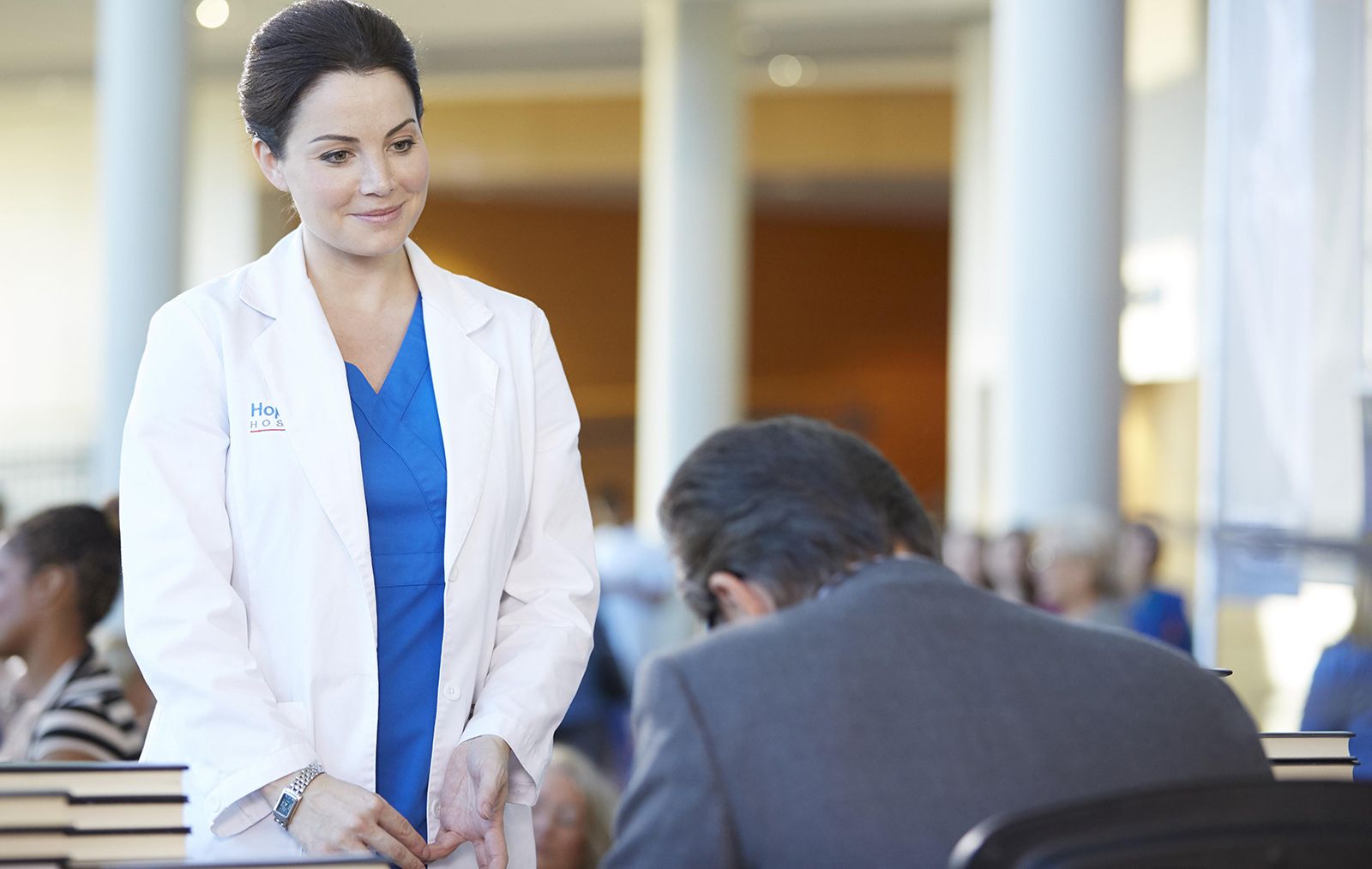 Saving Hope : Saving Hope : Fotos Erica Durance - 34 no 174 - AdoroCinema