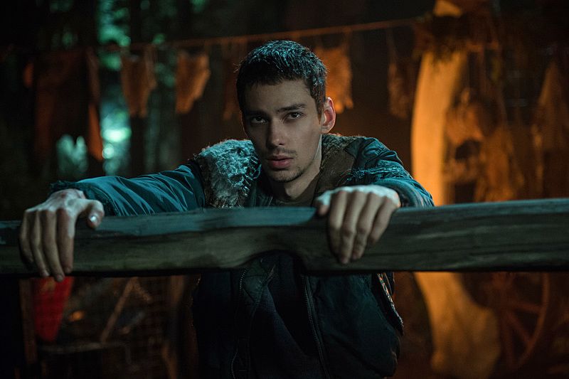 The 100 : The 100 : Fotos Devon Bostick - 357 no 623 - AdoroCinema