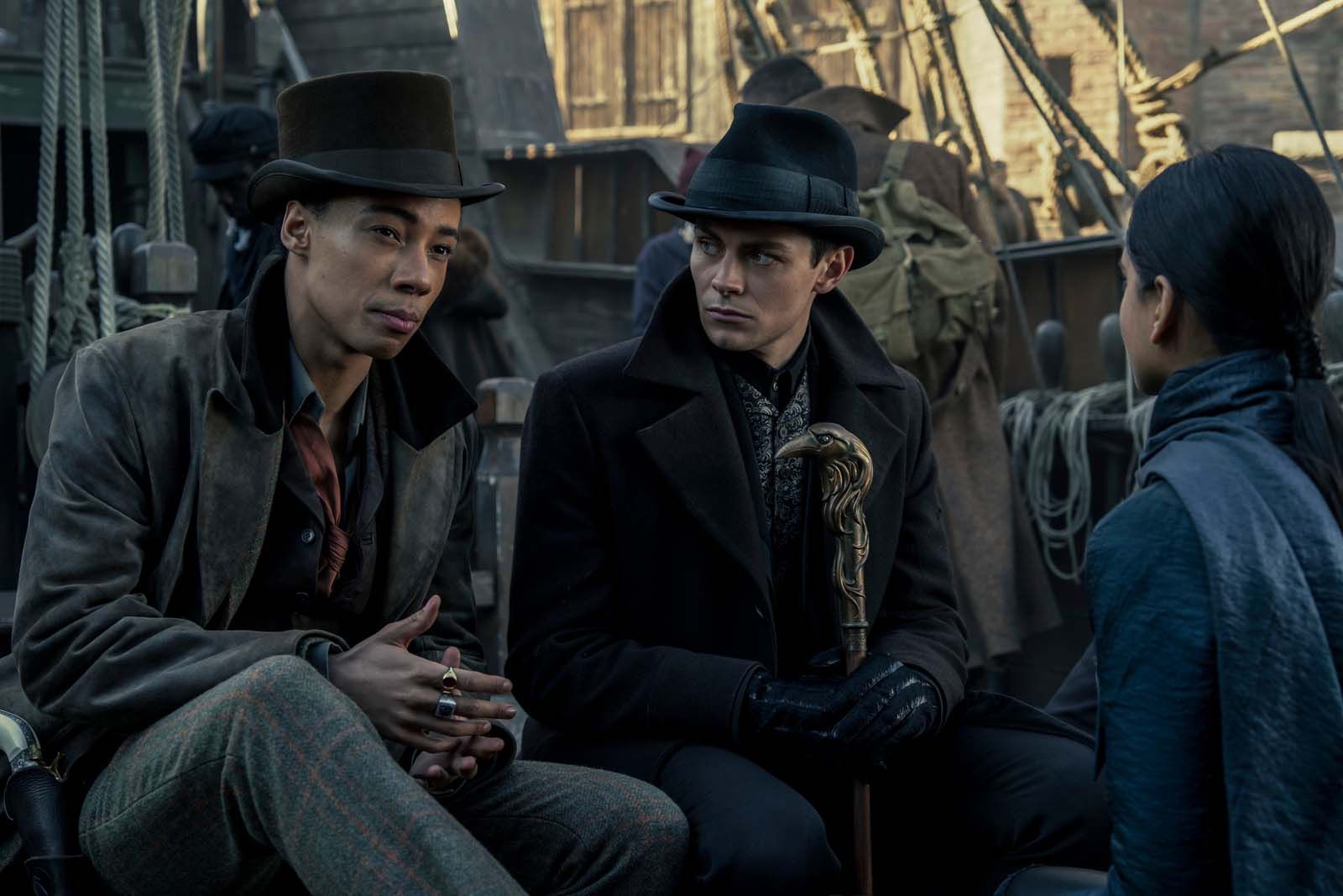 Sombra e Ossos : Fotos Kit Young, Freddy Carter, Amita Suman - 41 no 76 - AdoroCinema