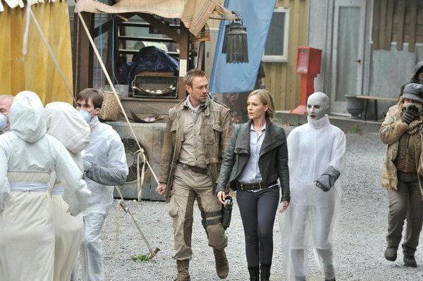 Defiance : Defiance : Fotos Grant Bowler, Julie Benz, Trenna Keating ...