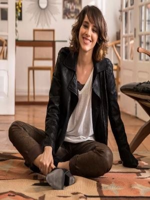 Manoela Aliperti : A biografia - AdoroCinema